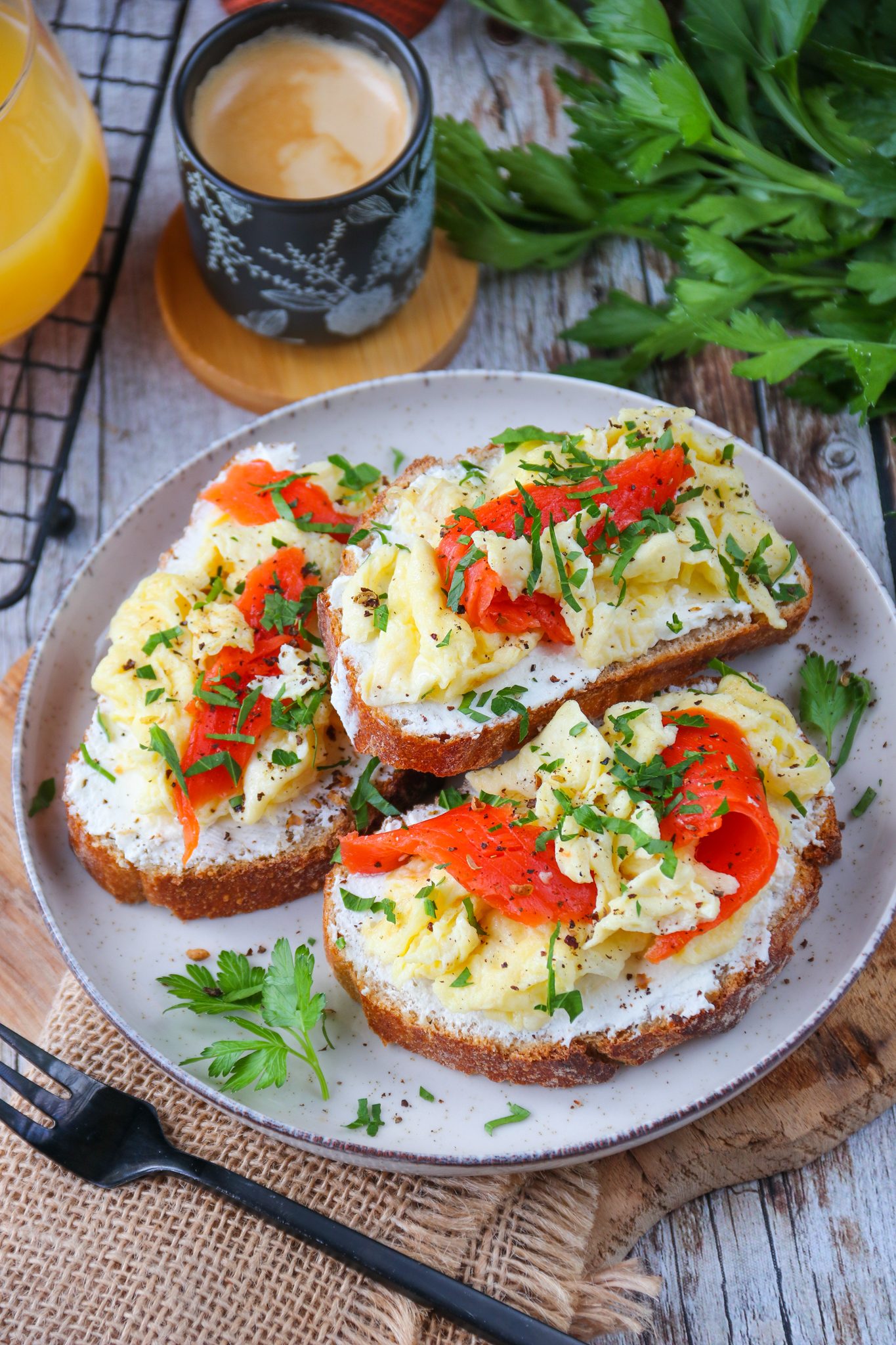 Tartines aux oeufs brouillés, fromage frais et saumon - healthyfood ...