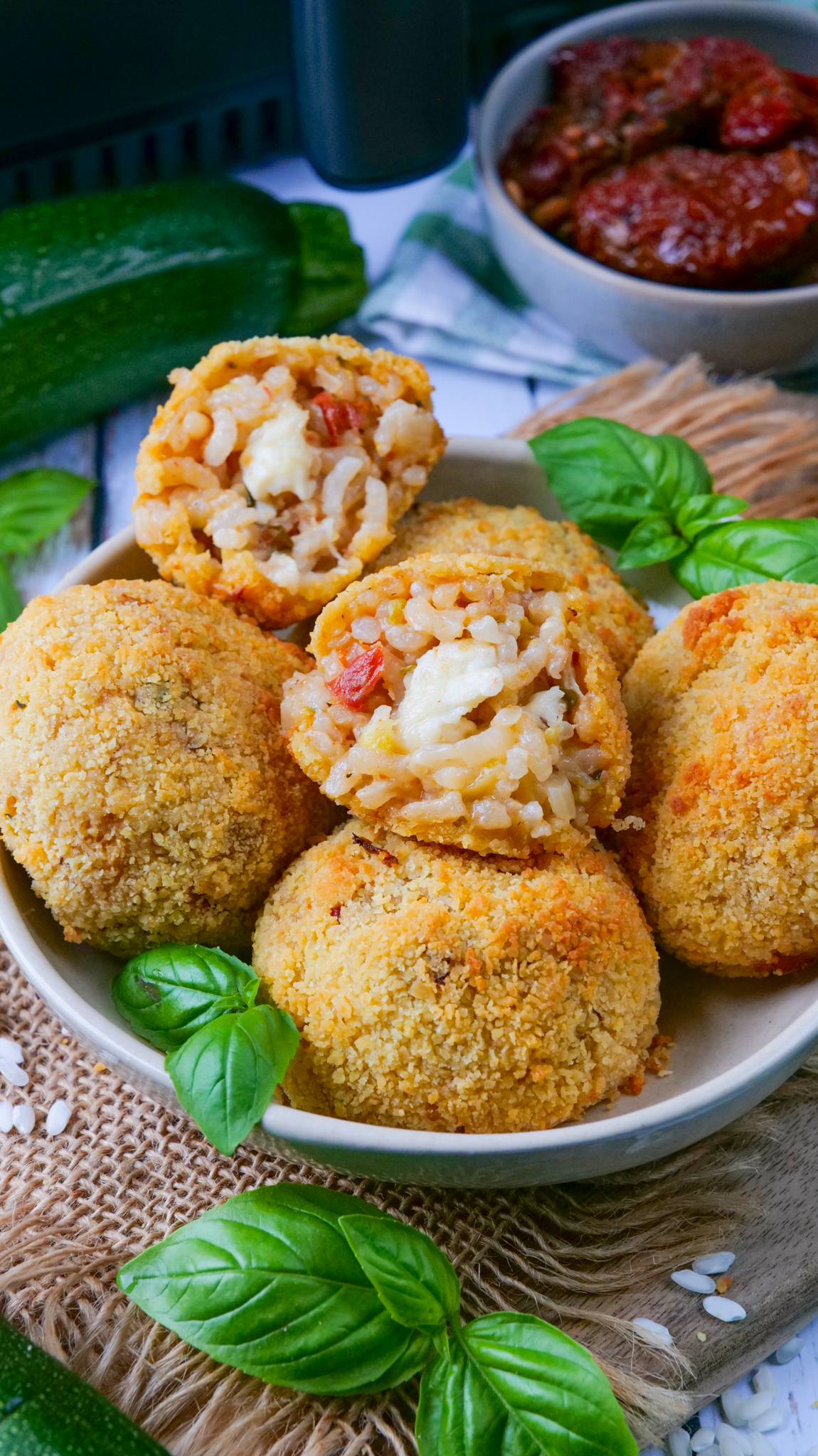 Arancini sans friture aux courgettes, tomates séchées et mozzarella ...